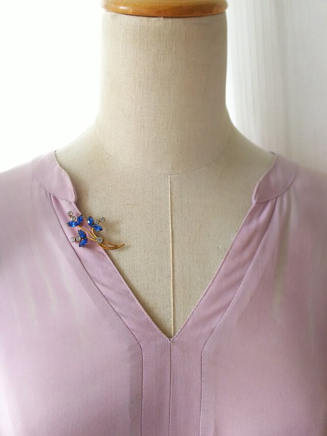 ヴィンテージ サファイアBlueとClear／お花のブローチ 約47×28㎜ | iichi 日々の暮らしを心地よくするハンドメイドやアンティークのマーケットプレイス