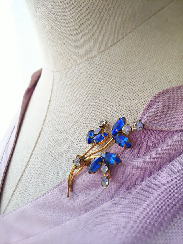 ヴィンテージ サファイアBlueとClear／お花のブローチ 約47×28㎜ | iichi 日々の暮らしを心地よくするハンドメイドやアンティークのマーケットプレイス