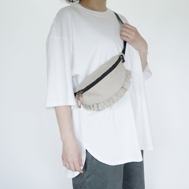 CORDURA (コーデュラ）ナイロン使用｜軽量フリル ショルダーバッグ／ウエストポーチ〈2way〉 | iichi 日々の暮らしを心地よくするハンドメイドやアンティークのマーケットプレイス