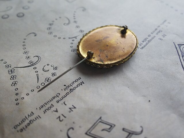 ヴィンテージ スミレのお花（Blue&Purple）ブローチ 44×34㎜ | iichi 日々の暮らしを心地よくするハンドメイドやアンティークのマーケットプレイス