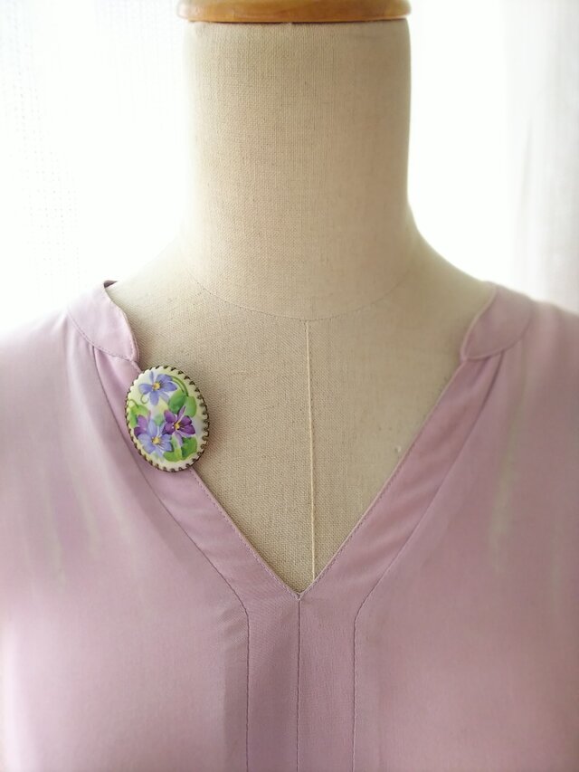 ヴィンテージ スミレのお花（Blue&Purple）ブローチ 44×34㎜ | iichi 日々の暮らしを心地よくするハンドメイドやアンティークのマーケットプレイス