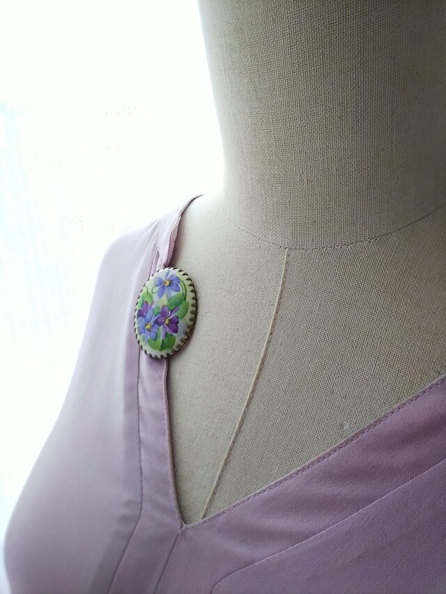 ヴィンテージ スミレのお花（Blue&Purple）ブローチ 44×34㎜ | iichi 日々の暮らしを心地よくするハンドメイドやアンティークのマーケットプレイス