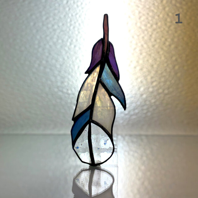 ステンドグラス サンキャッチャー ~feather~ | iichi 日々の暮らしを心地よくするハンドメイドやアンティークのマーケットプレイス