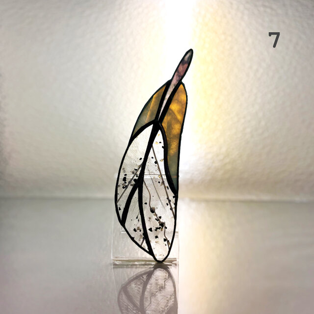 ステンドグラス サンキャッチャー ~feather~ | iichi 日々の暮らしを心地よくするハンドメイドやアンティークのマーケットプレイス