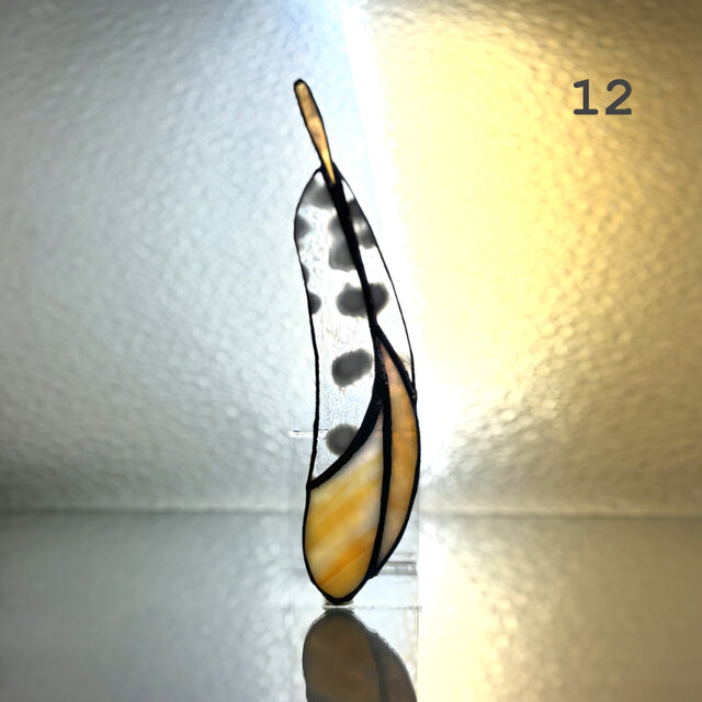 ステンドグラス サンキャッチャー ~feather~ | iichi 日々の暮らしを心地よくするハンドメイドやアンティークのマーケットプレイス