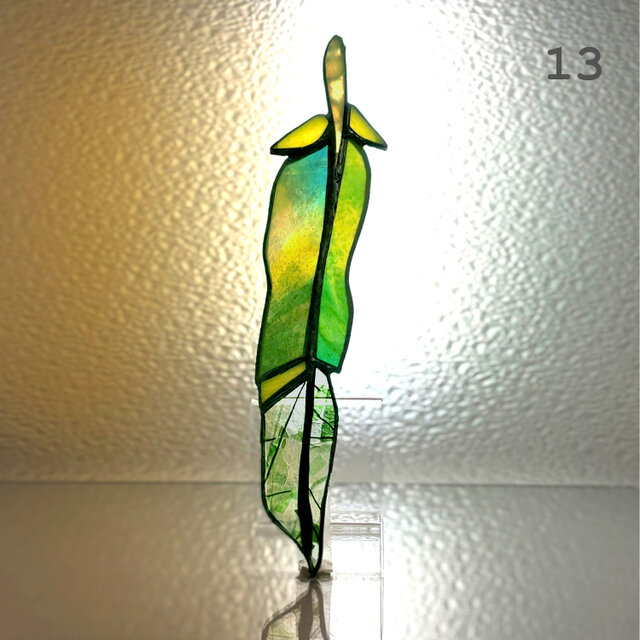 ステンドグラス サンキャッチャー ~feather~ | iichi 日々の暮らしを心地よくするハンドメイドやアンティークのマーケットプレイス