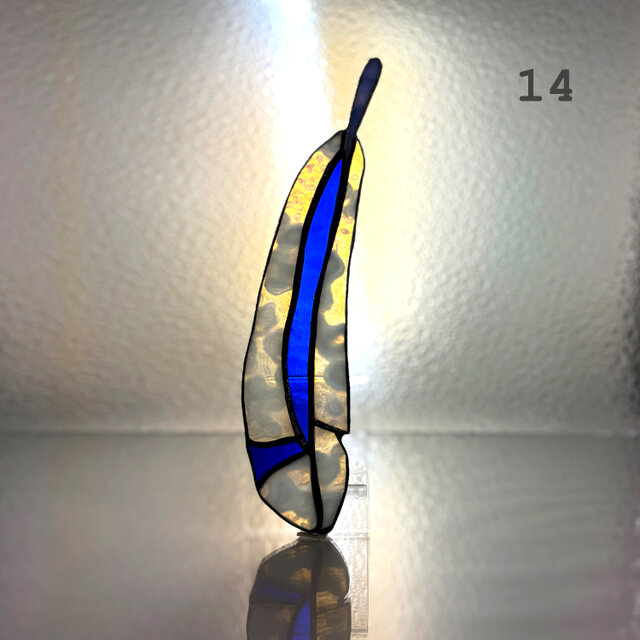 ステンドグラス サンキャッチャー ~feather~ | iichi 日々の暮らしを心地よくするハンドメイドやアンティークのマーケットプレイス