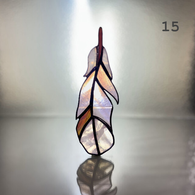 ステンドグラス サンキャッチャー ~feather~ | iichi 日々の暮らしを心地よくするハンドメイドやアンティークのマーケットプレイス