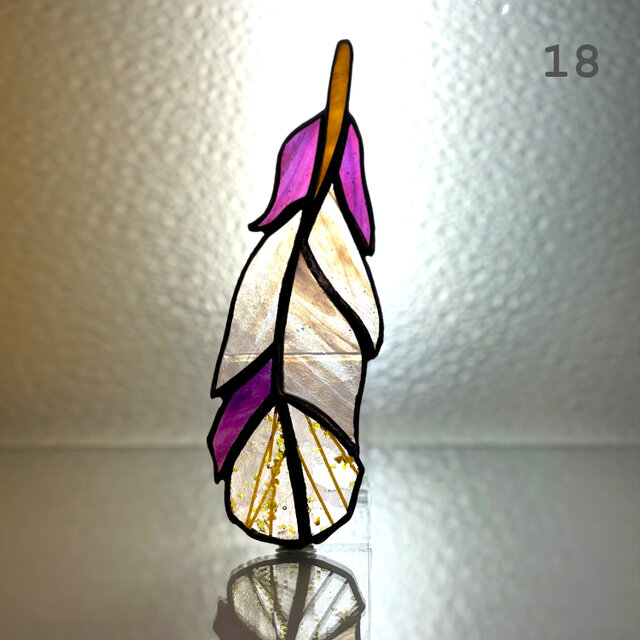 ステンドグラス サンキャッチャー ~feather~ | iichi 日々の暮らしを心地よくするハンドメイドやアンティークのマーケットプレイス