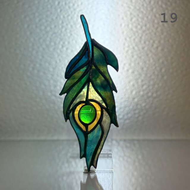 ステンドグラス サンキャッチャー ~feather~ | iichi 日々の暮らしを心地よくするハンドメイドやアンティークのマーケットプレイス