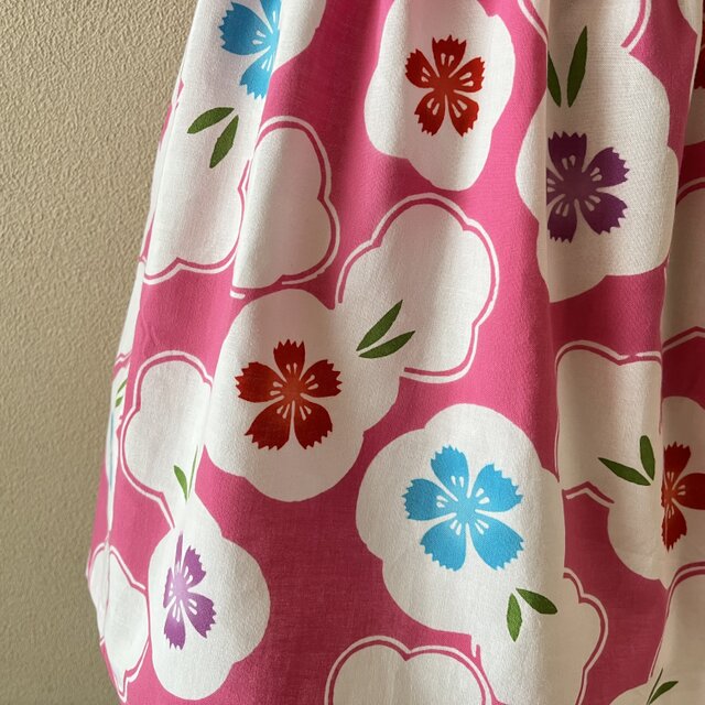 子供 浴衣地ひかえめフレアーワンピース 注染水玉なでしこ（ピンク地） 80-130サイズ〈受注製作〉 | iichi 日々の暮らしを心地よくするハンドメイドやアンティークのマーケットプレイス