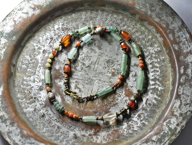 多彩グリーンローマングラスとアンティークボヘミアビーズ、民族メタル、チベタンコーラル、カーネリアン、琥珀のネックレス | iichi 日々の暮らしを心地よくするハンドメイドやアンティークの ...