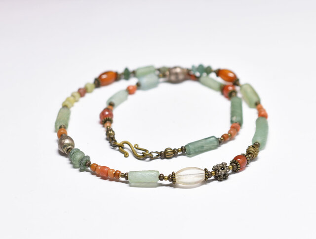 多彩グリーンローマングラスとアンティークボヘミアビーズ、民族メタル、チベタンコーラル、カーネリアン、琥珀のネックレス | iichi 日々の暮らしを心地よくするハンドメイドやアンティークの ...
