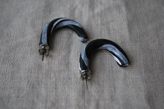 nijiピアス モノトーン02 | iichi 日々の暮らしを心地よくするハンドメイドやアンティークのマーケットプレイス