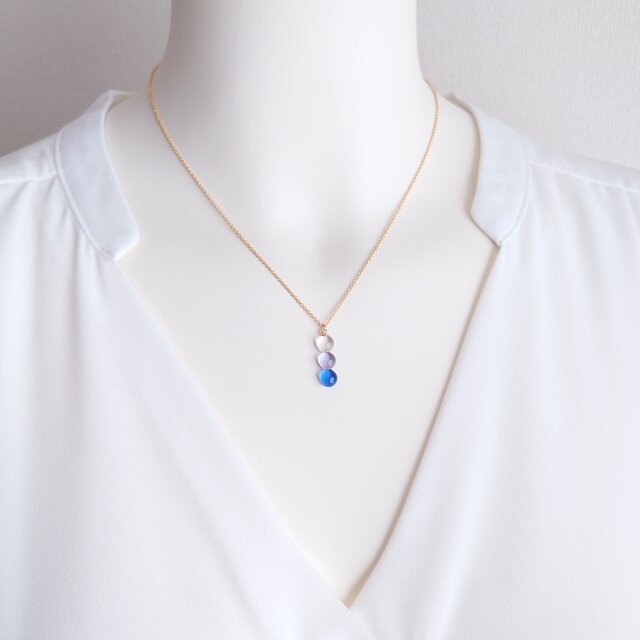 ブルー グラデーション＊3色粒ガラスネックレス＊14KGF | iichi 日々の暮らしを心地よくするハンドメイドやアンティークのマーケットプレイス