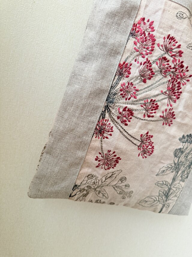 A4が入るリネンのフラットトートバッグ【フラワー刺繍】 | iichi 日々の暮らしを心地よくするハンドメイドやアンティークのマーケットプレイス