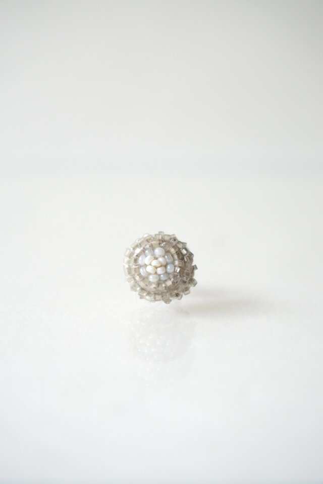 【tiny-flower,light blue】アンティークビーズ刺繍ピアス | iichi 日々の暮らしを心地よくするハンドメイドやアンティークのマーケットプレイス