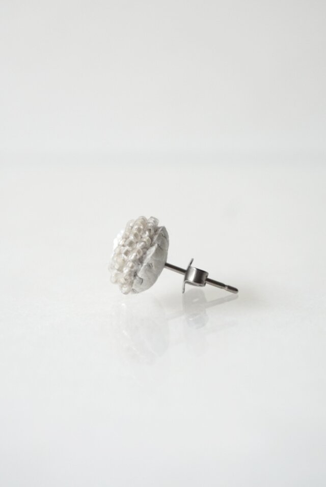 【tiny-flower,light blue】アンティークビーズ刺繍ピアス | iichi 日々の暮らしを心地よくするハンドメイドやアンティークのマーケットプレイス