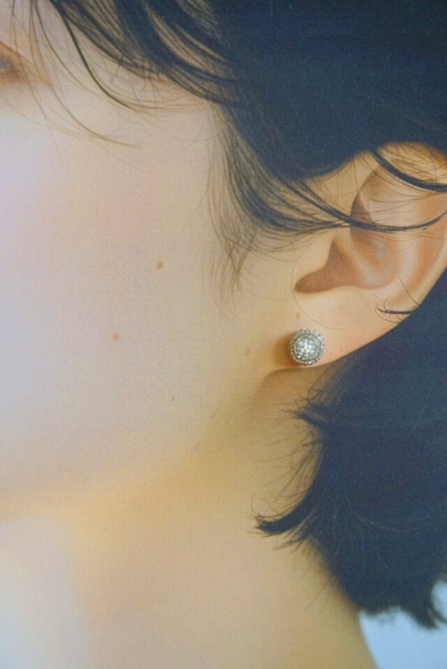 【tiny-flower,light blue】アンティークビーズ刺繍ピアス | iichi 日々の暮らしを心地よくするハンドメイドやアンティークのマーケットプレイス