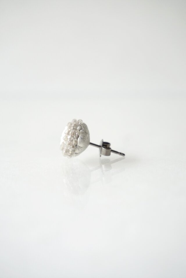 【tiny-gray×white】アンティークビーズ刺繍ピアス | iichi 日々の暮らしを心地よくするハンドメイドやアンティークのマーケットプレイス