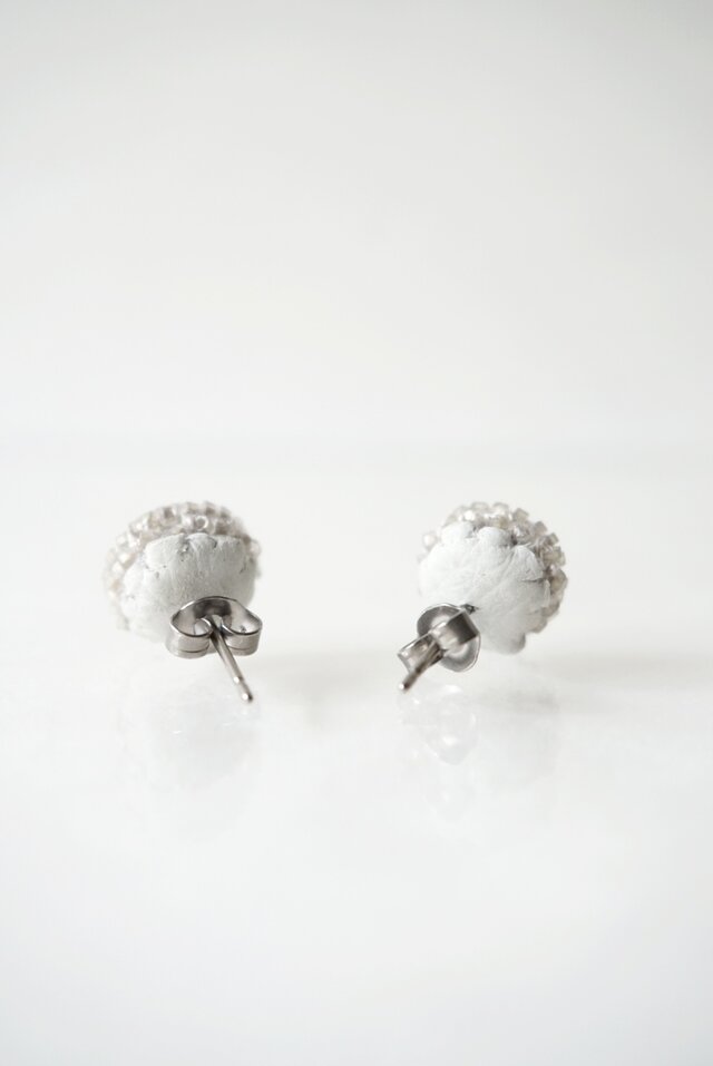 【tiny-gray×white】アンティークビーズ刺繍ピアス | iichi 日々の暮らしを心地よくするハンドメイドやアンティークのマーケットプレイス