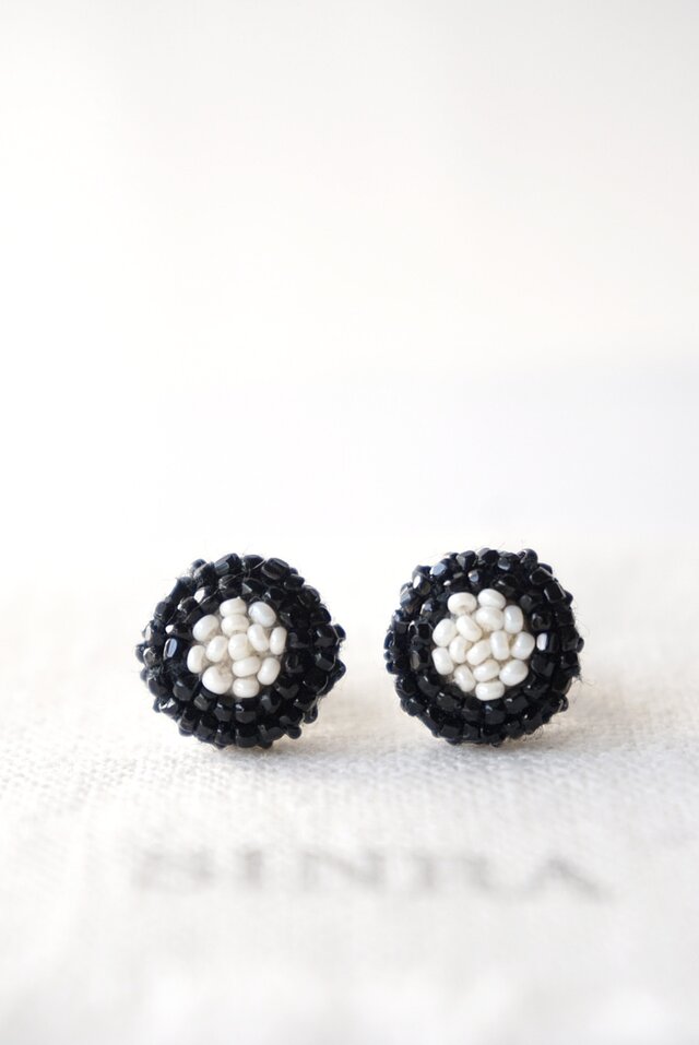 【tiny-black×white】アンティークビーズ刺繍ピアス | iichi 日々の暮らしを心地よくするハンドメイドやアンティークのマーケットプレイス