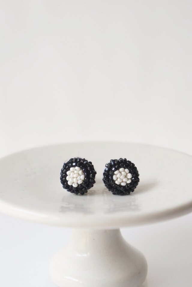 【tiny-black×white】アンティークビーズ刺繍ピアス | iichi 日々の暮らしを心地よくするハンドメイドやアンティークのマーケットプレイス