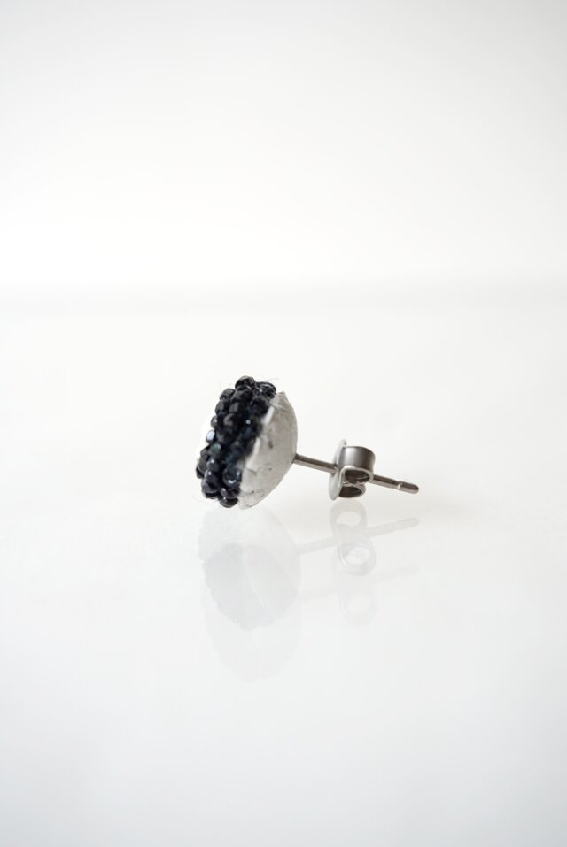 【tiny-black×white】アンティークビーズ刺繍ピアス | iichi 日々の暮らしを心地よくするハンドメイドやアンティークのマーケットプレイス