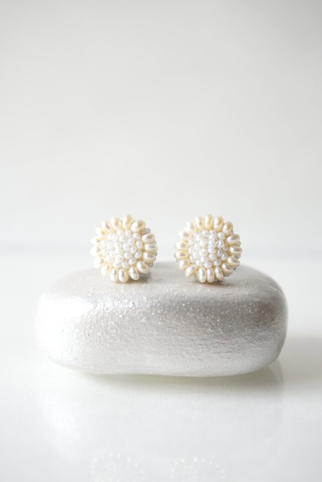【tiny-pearl flower】アンティークビーズ刺繍+淡水パールピアス | iichi 日々の暮らしを心地よくするハンドメイドやアンティークのマーケットプレイス