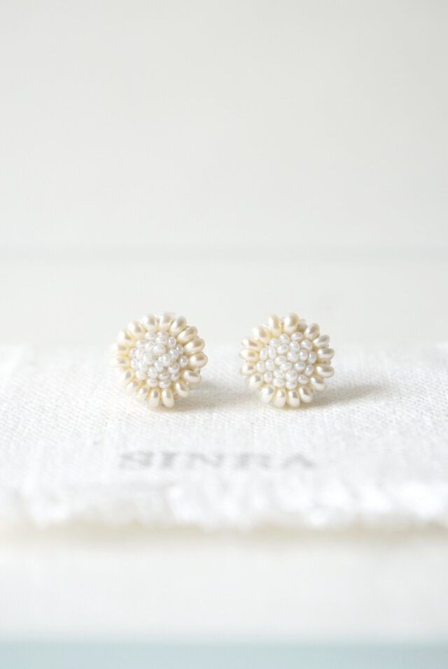 【tiny-pearl flower】アンティークビーズ刺繍+淡水パールピアス | iichi 日々の暮らしを心地よくするハンドメイドやアンティークのマーケットプレイス