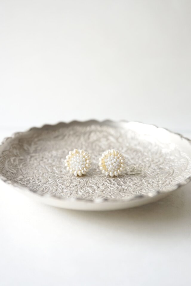 【tiny-pearl flower】アンティークビーズ刺繍+淡水パールピアス | iichi 日々の暮らしを心地よくするハンドメイドやアンティークのマーケットプレイス