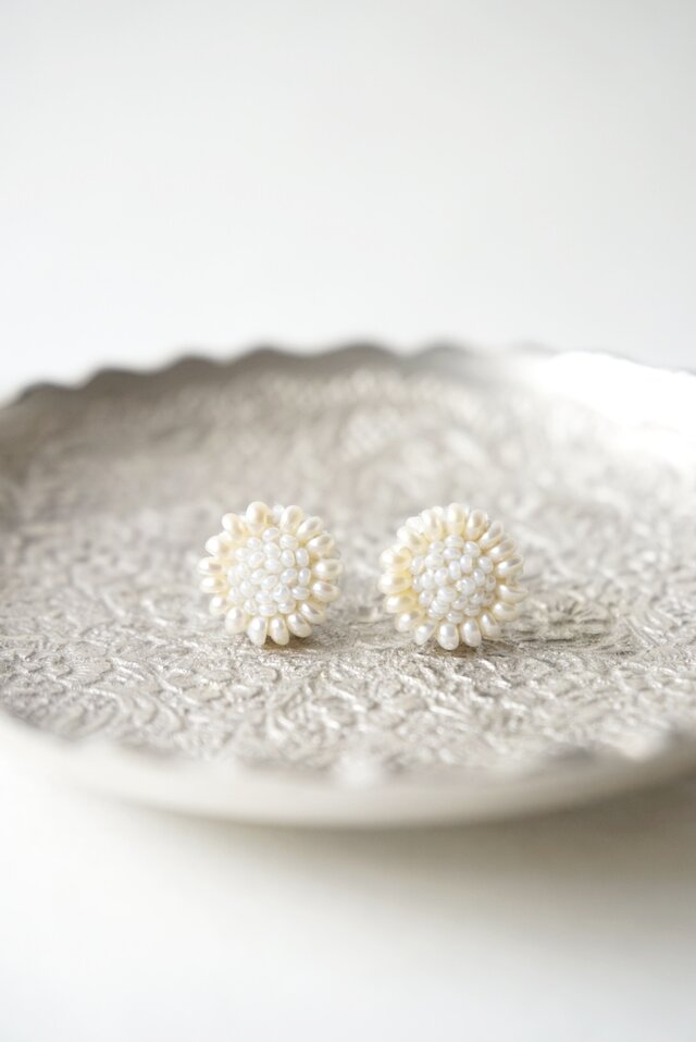 【tiny-pearl flower】アンティークビーズ刺繍+淡水パールピアス | iichi 日々の暮らしを心地よくするハンドメイドやアンティークのマーケットプレイス