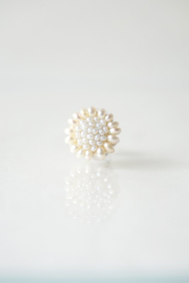 【tiny-pearl flower】アンティークビーズ刺繍+淡水パールピアス | iichi 日々の暮らしを心地よくするハンドメイドやアンティークのマーケットプレイス