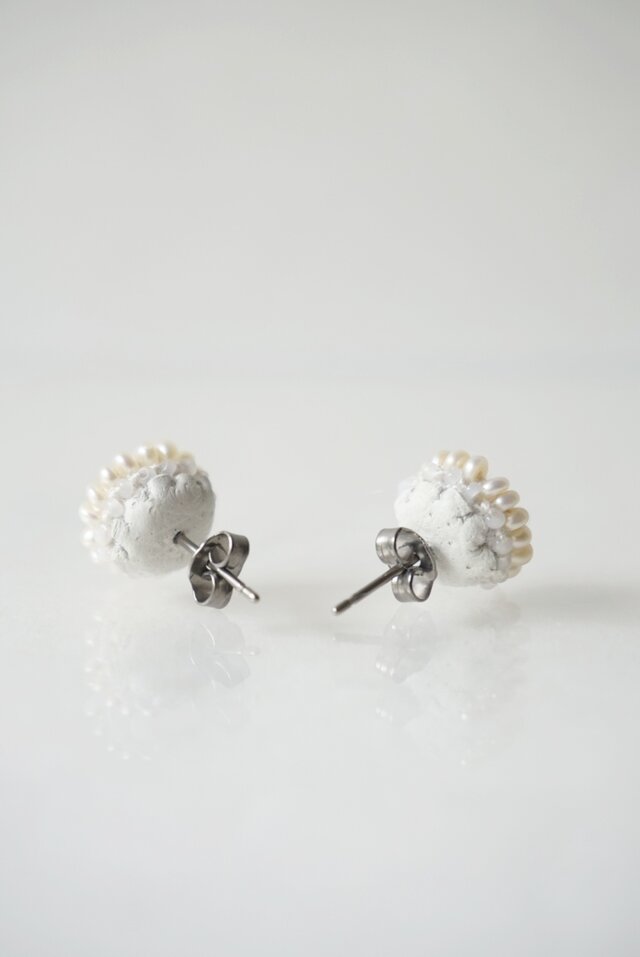 【tiny-pearl flower】アンティークビーズ刺繍+淡水パールピアス | iichi 日々の暮らしを心地よくするハンドメイドやアンティークのマーケットプレイス