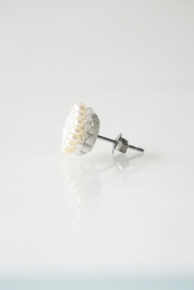 【tiny-pearl flower】アンティークビーズ刺繍+淡水パールピアス | iichi 日々の暮らしを心地よくするハンドメイドやアンティークのマーケットプレイス
