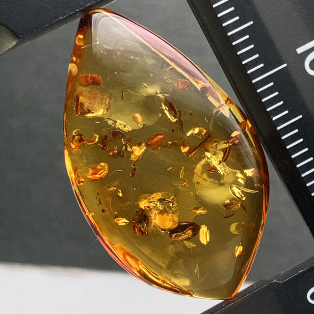 バルティックアンバー[218] 31x18mm 10Cts 天然石 ／ ルース ／カボション | iichi 日々の暮らしを心地よくするハンドメイドやアンティークのマーケットプレイス