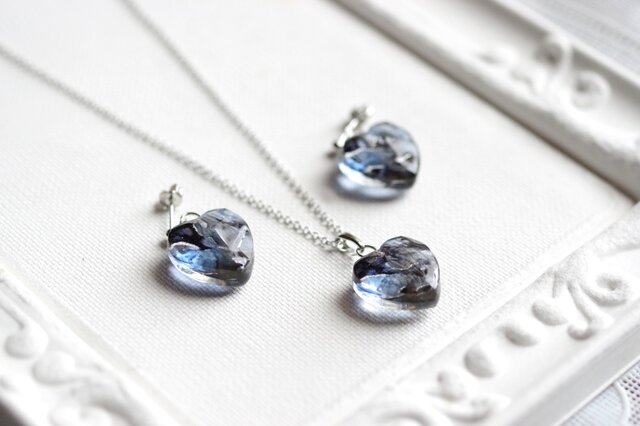 レジンアート ハートのペンダント〈空は大理石の如く〉 | iichi 日々の暮らしを心地よくするハンドメイドやアンティークのマーケットプレイス