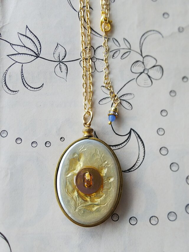 ヴィンテージ 美しいお花／濃い水色 （40×30㎜）インタリオ ネックレス | iichi 日々の暮らしを心地よくするハンドメイドやアンティークのマーケットプレイス