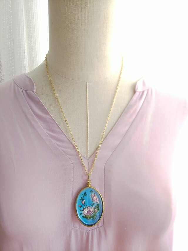 ヴィンテージ 美しいお花／濃い水色 （40×30㎜）インタリオ ネックレス | iichi 日々の暮らしを心地よくするハンドメイドやアンティークのマーケットプレイス