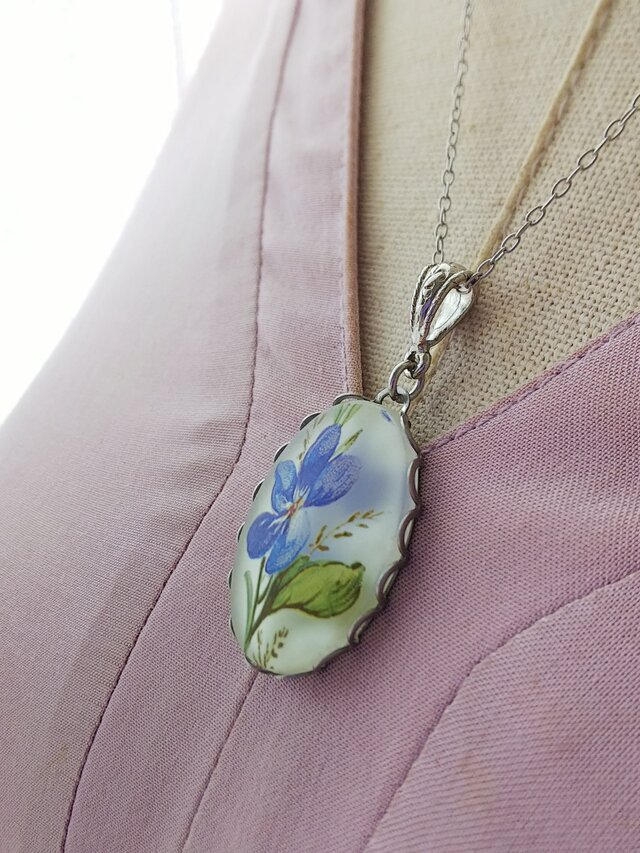 ヴィンテージ すみれ・淡い水色／フロストWhite背景 Silverトーンネックレス | iichi 日々の暮らしを心地よくするハンドメイドやアンティークのマーケットプレイス