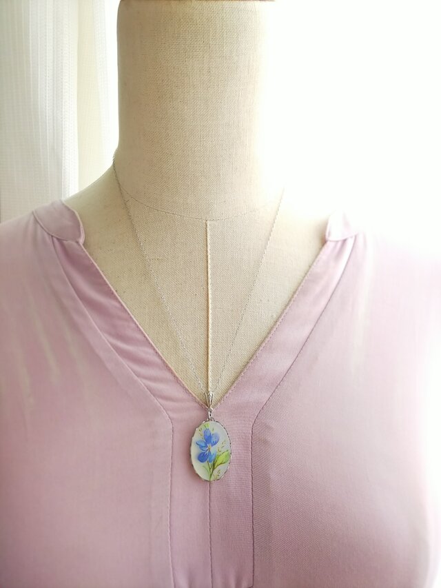 ヴィンテージ すみれ・淡い水色／フロストWhite背景 Silverトーンネックレス | iichi 日々の暮らしを心地よくするハンドメイドやアンティークのマーケットプレイス