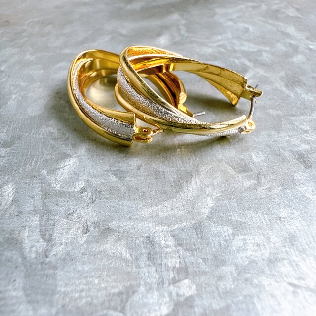U.S.A. 1980s Gold Tone Silver Tone Oval Hoops Pierced Earrings | iichi 日々の暮らしを心地よくするハンドメイドや ...
