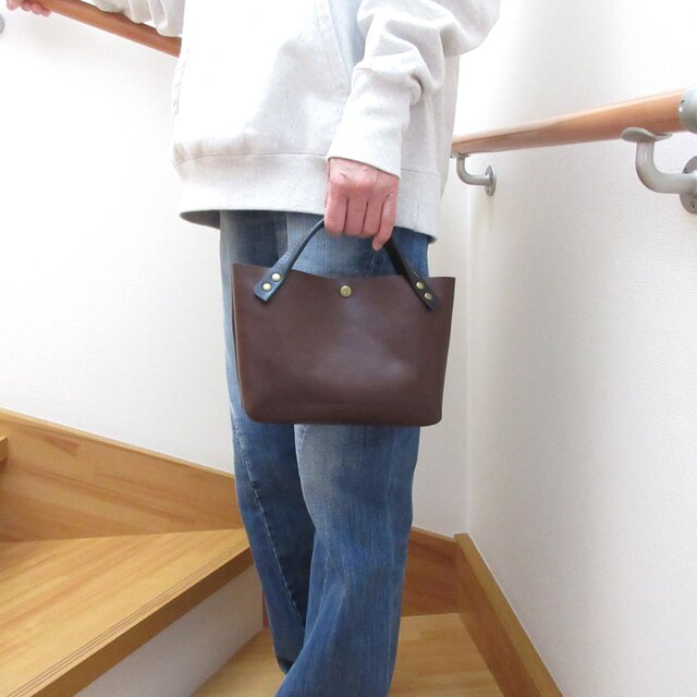 ショート丈♪《牛革》底マチワイド・一枚革のミニトート・ダークブラウン・0616 | iichi 日々の暮らしを心地よくするハンドメイドやアンティークのマーケットプレイス