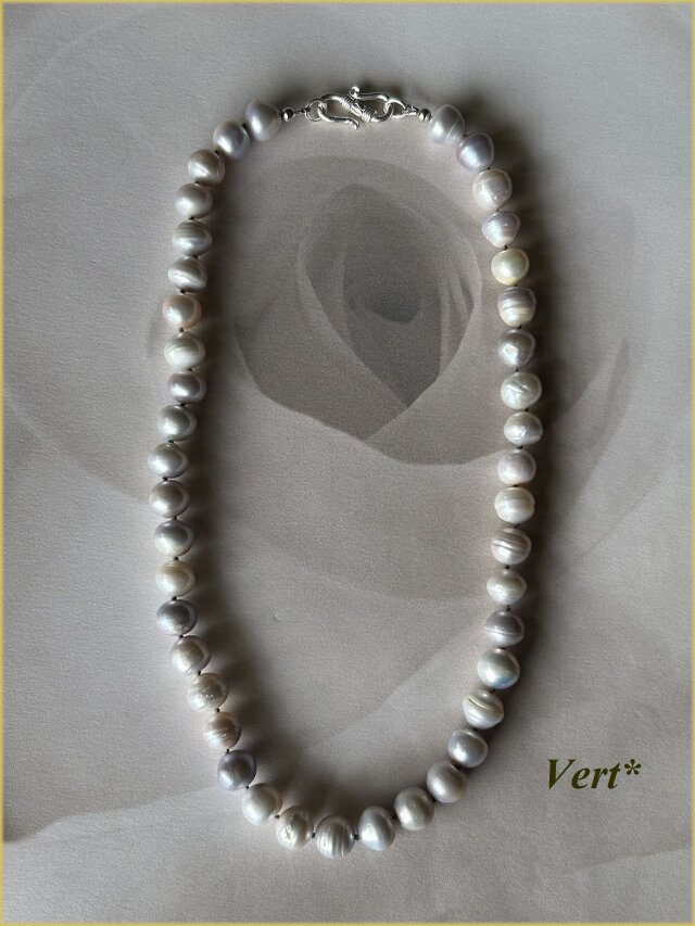 《1点のみ》ホワイトライトシルバー大粒ロンデル淡水パールグリフィンショートネックレス（50） | iichi 日々の暮らしを心地よくするハンドメイドやアンティークのマーケットプレイス