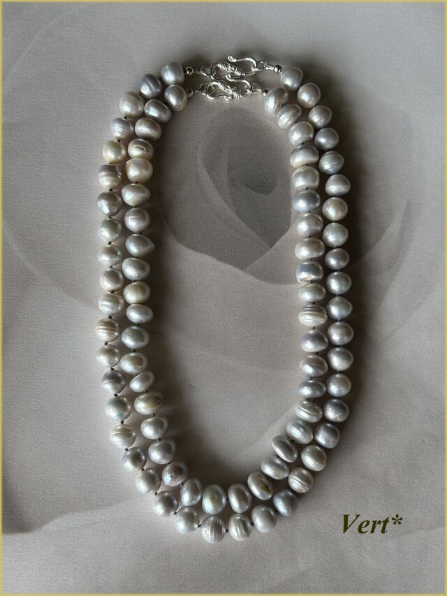 《1点のみ》ホワイトライトシルバー大粒ロンデル淡水パールグリフィンショートネックレス（50） | iichi 日々の暮らしを心地よくするハンドメイドやアンティークのマーケットプレイス