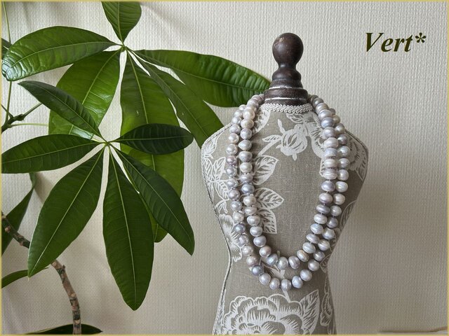 《1点のみ》ホワイトライトシルバー大粒ロンデル淡水パールグリフィンショートネックレス（50） | iichi 日々の暮らしを心地よくするハンドメイドやアンティークのマーケットプレイス