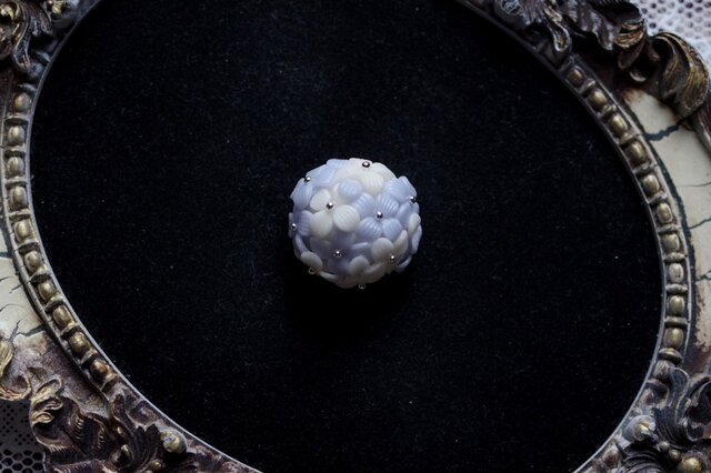 クレイアート 紫陽花のブローチ〈秘めた愛〉 | iichi 日々の暮らしを心地よくするハンドメイドやアンティークのマーケットプレイス