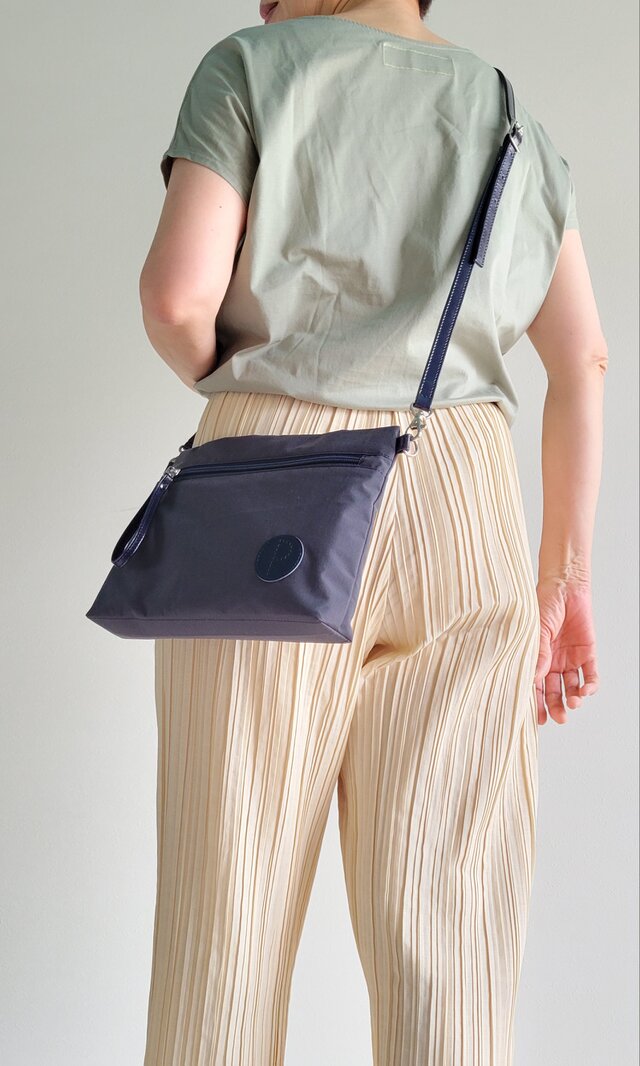 撥水加工ナイロンのサコッシユ(ネイビー) | iichi 日々の暮らしを心地よくするハンドメイドやアンティークのマーケットプレイス