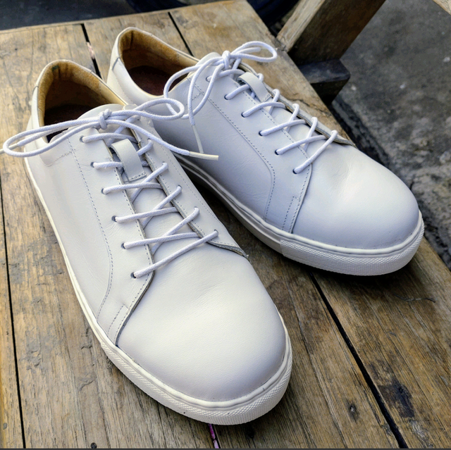 本革スニーカー ハンドメイド 無料サイズ調整 22.5-29cm | iichi 日々の暮らしを心地よくするハンドメイドやアンティークのマーケットプレイス