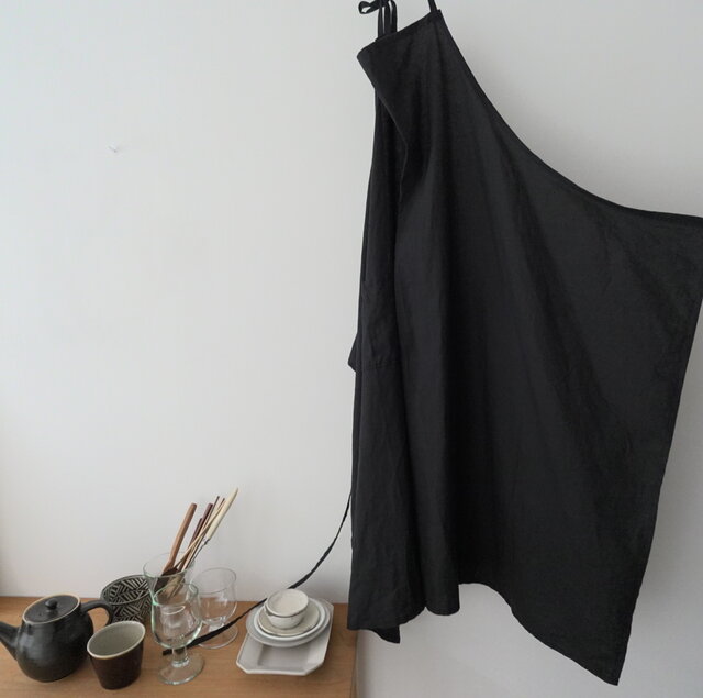 リネンエプロン- black | iichi 日々の暮らしを心地よくするハンドメイドやアンティークのマーケットプレイス